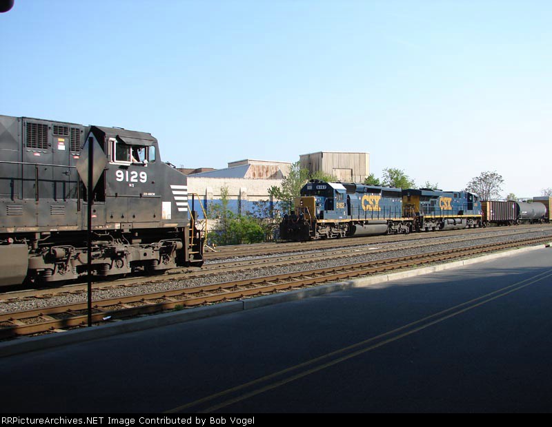NS 9129 and CSX 8162